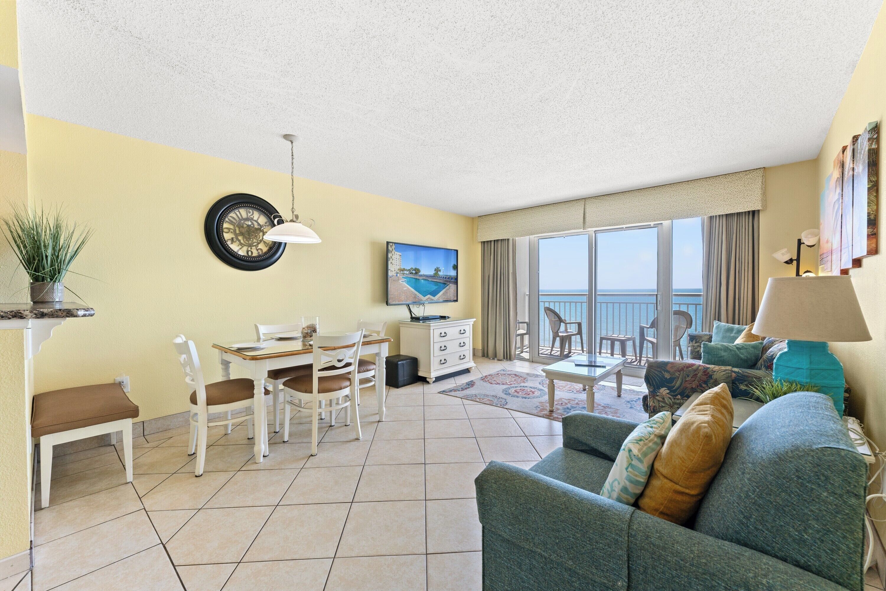 Condo, 1 Bedroom, Ocean View, Oceanfront (1014) | Sala de estar | Televisor, leitor de DVD 