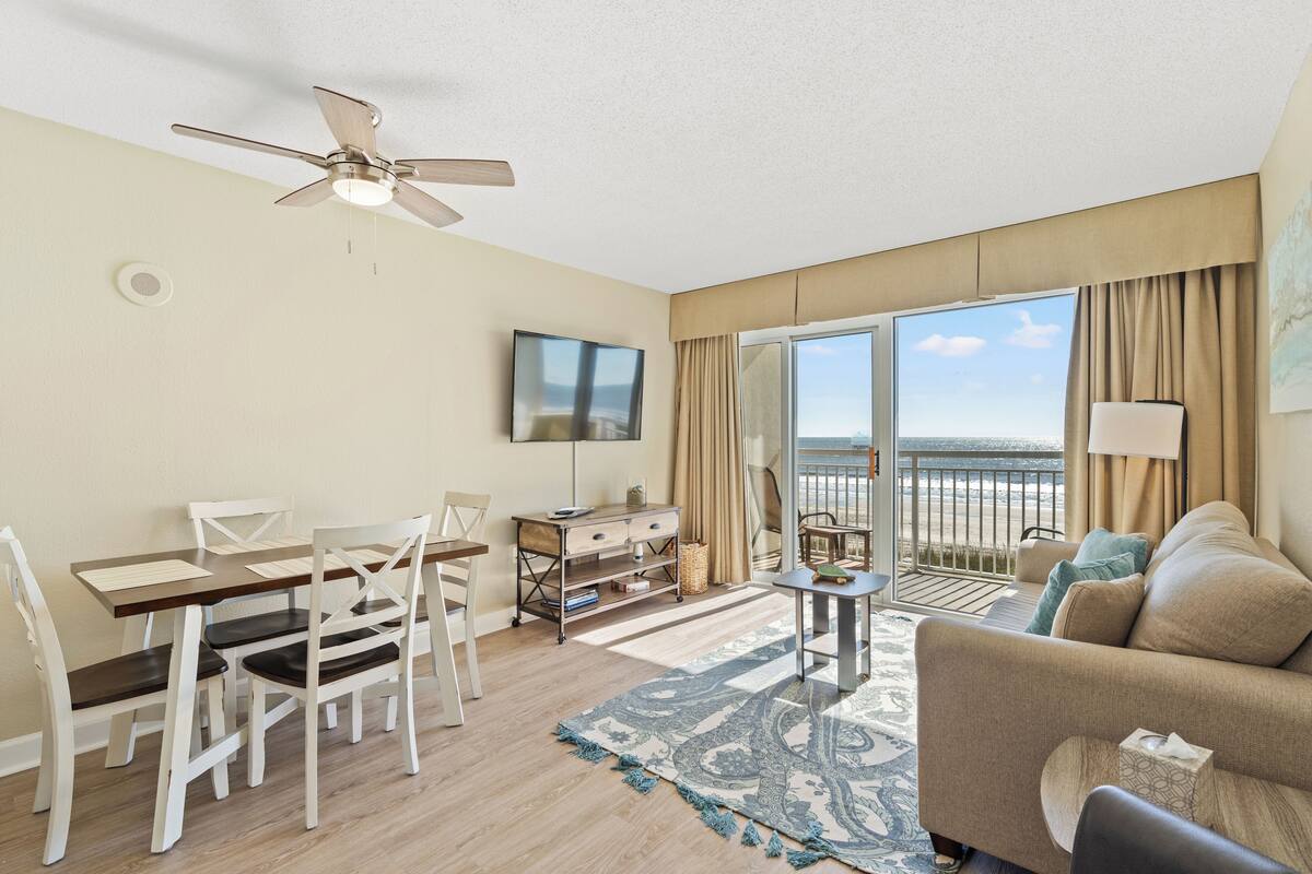 Condo, 1 Bedroom, Ocean View, Oceanfront (307) | Sala de estar | Televisor, leitor de DVD 