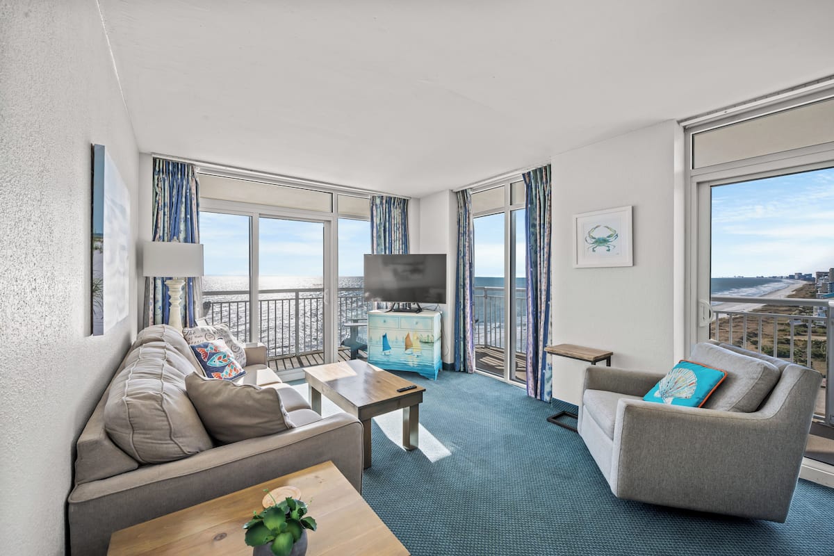 Deluxe Condo, 2 Bedrooms, Ocean View, Oceanfront (1440) | Sala de estar | Televisor, leitor de DVD 