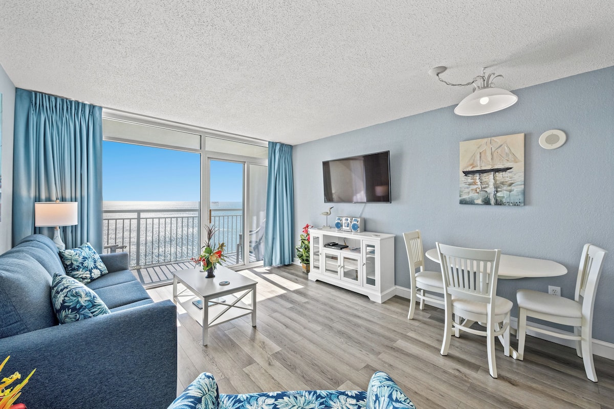 Condo, 1 Bedroom, Ocean View, Oceanfront (1706) | Sala de estar | Televisor, leitor de DVD 