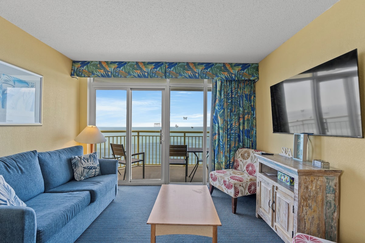 Condo, 2 Bedrooms, Ocean View, Oceanfront (1902) | Sala de estar | Televisor, leitor de DVD 