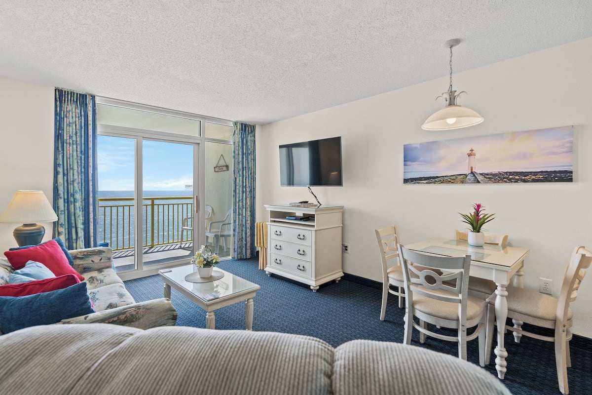 Apartamento em Condomínio Fechado, 1 quarto, vista para o oceano, junto ao mar (1517) | Sala de estar | Televisor, leitor de DVD 