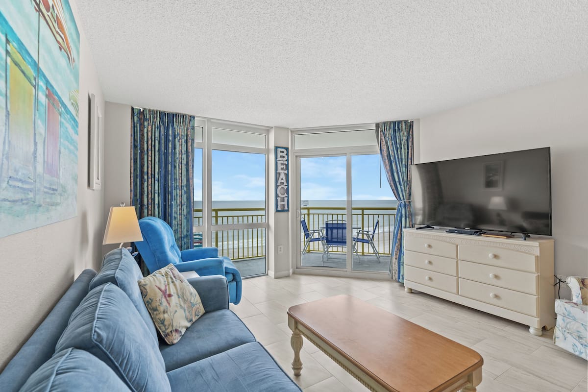 Condo, 2 Bedrooms, Ocean View, Oceanfront (521) | Sala de estar | Televisor, leitor de DVD
