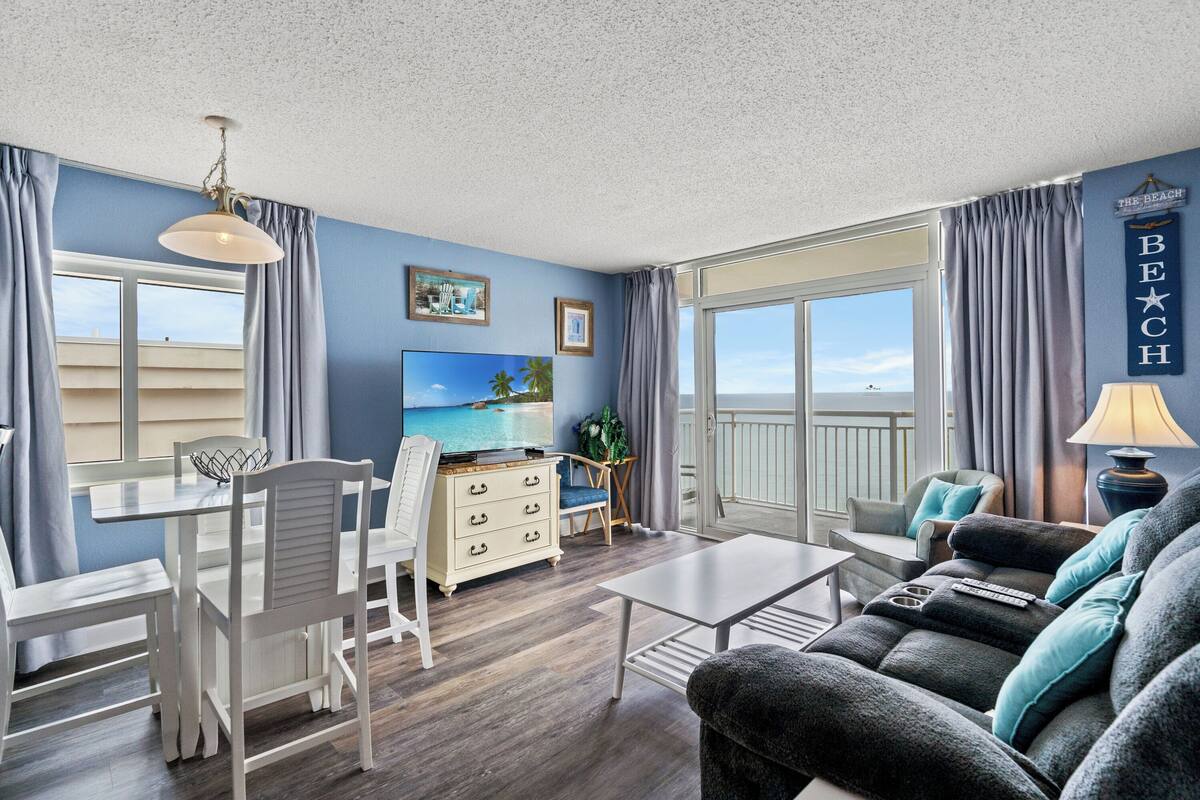 Deluxe Condo, 2 Bedrooms, Ocean View, Oceanfront (1911) | Sala de estar | Televisor, leitor de DVD 