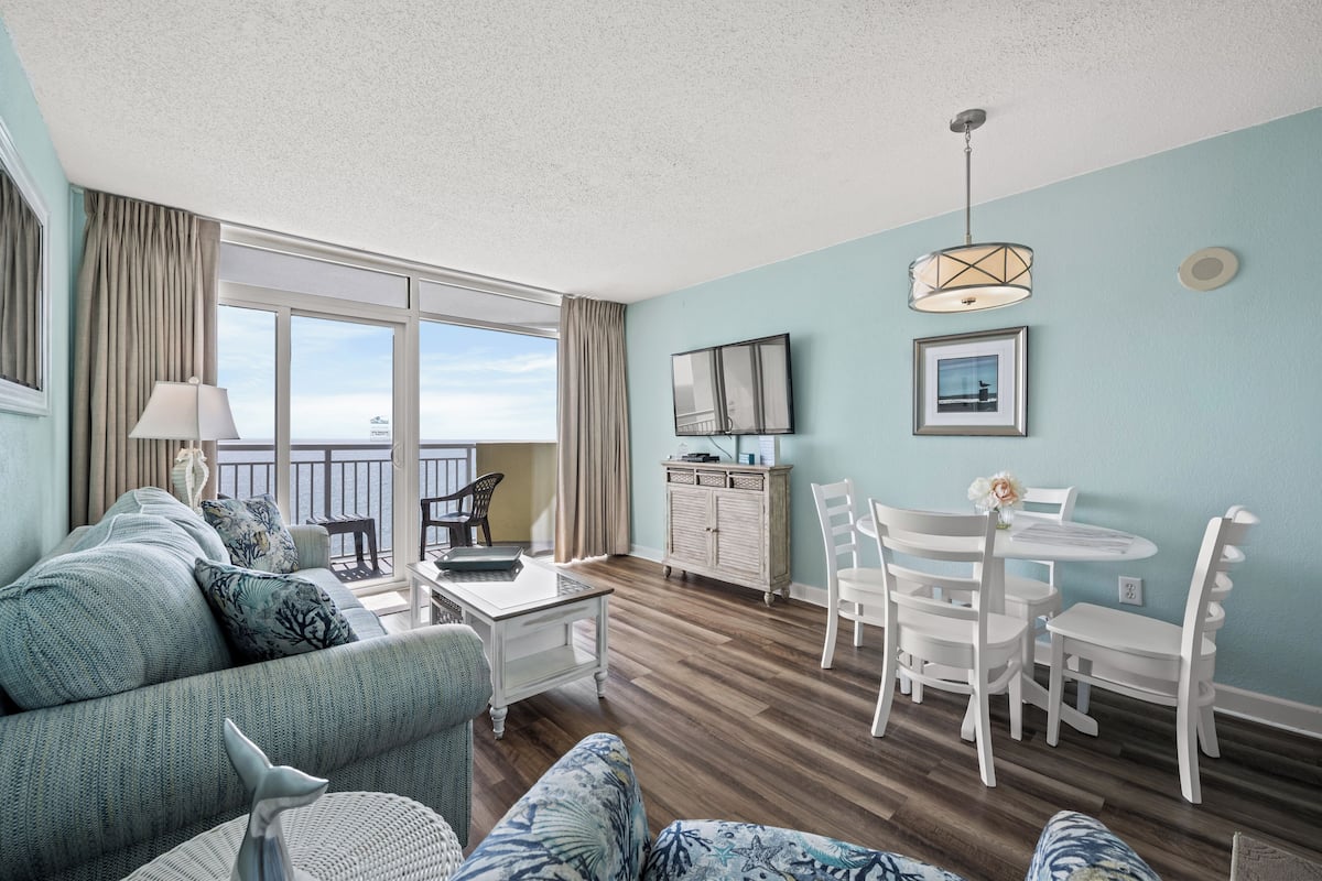 Apartamento Deluxe em Condomínio Fechado, 1 quarto, vista para o oceano, junto ao mar (1903) | Sala de estar | Televisor, leitor de DVD 
