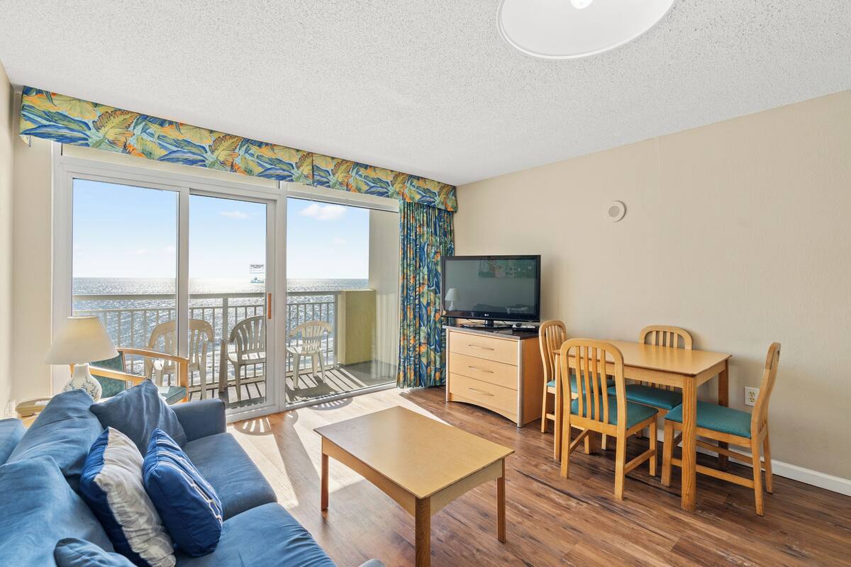 Condo, 2 Bedrooms, Ocean View, Oceanfront (908) | Sala de estar | Televisor, leitor de DVD