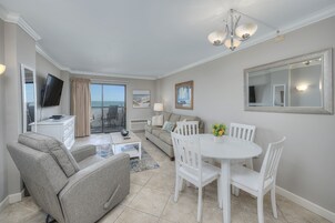 Deluxe Condo, 1 Bedroom, Balcony, Oceanfront (202) | Sala de estar | Televisor, leitor de DVD 