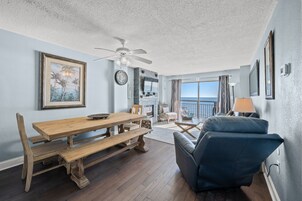 Condo, 2 quartos, lareira, de frente para o oceano (601 - Corner Unit) | Opções para refeição no quarto