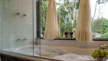 Suite casal com hidro. | Casa de banho | Toalhas fornecidas