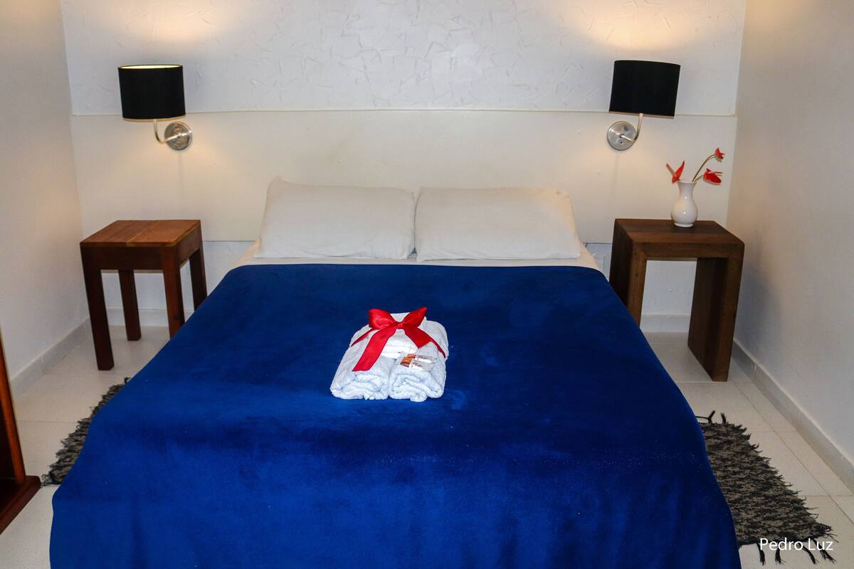 Quarto casal | Frigobar, escrivaninha, espaço de trabalho para notebook