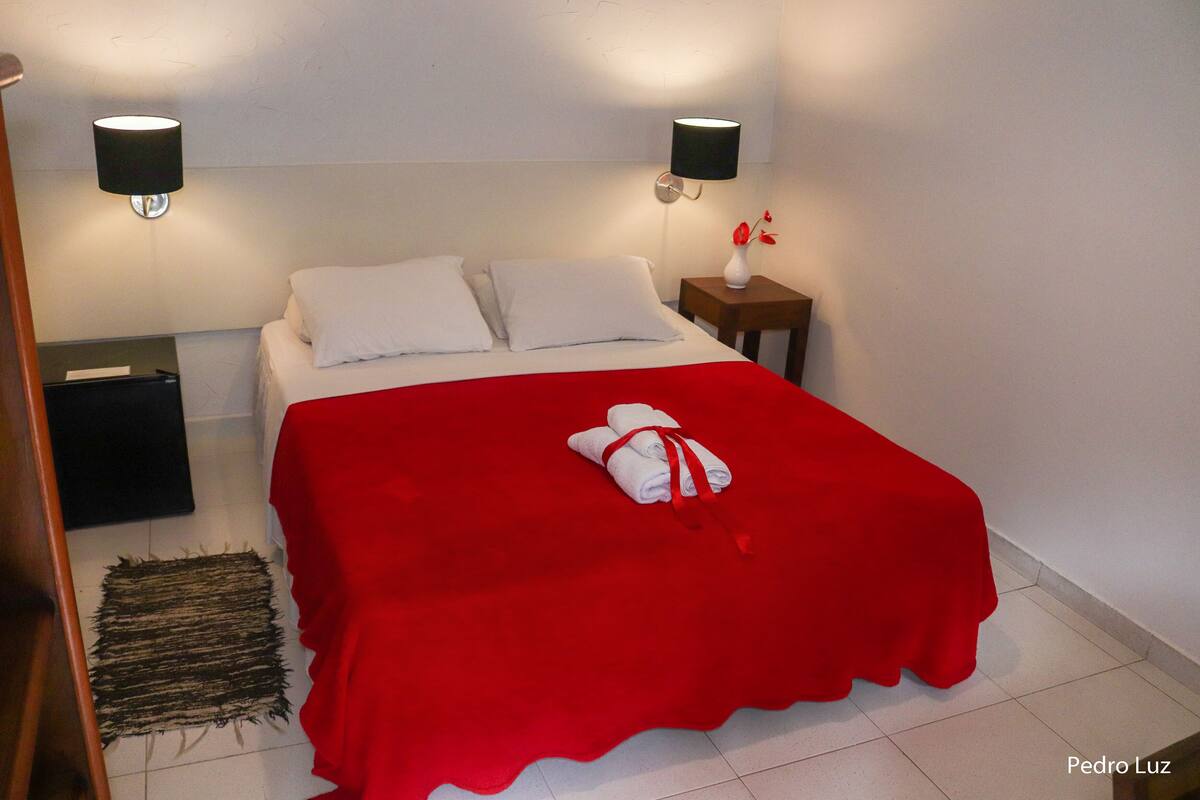 Quarto luxo | Frigobar, escrivaninha, espaço de trabalho para notebook