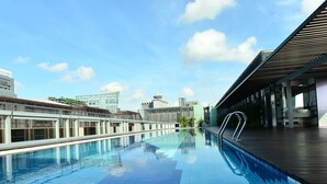 Piscina coberta moderna com vista clara para o horizonte da cidade.