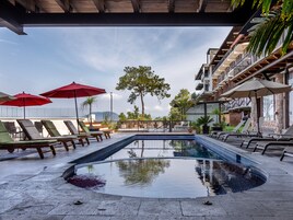 Piscina exterior, guarda-sóis, espreguiçadeiras 