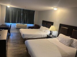Quarto, 2 camas queen-size | Secretária, cortinas/cortinados opacos, Wi-fi grátis