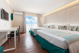 Frigobar, cofres nos quartos, escrivaninha, cortinas blackout