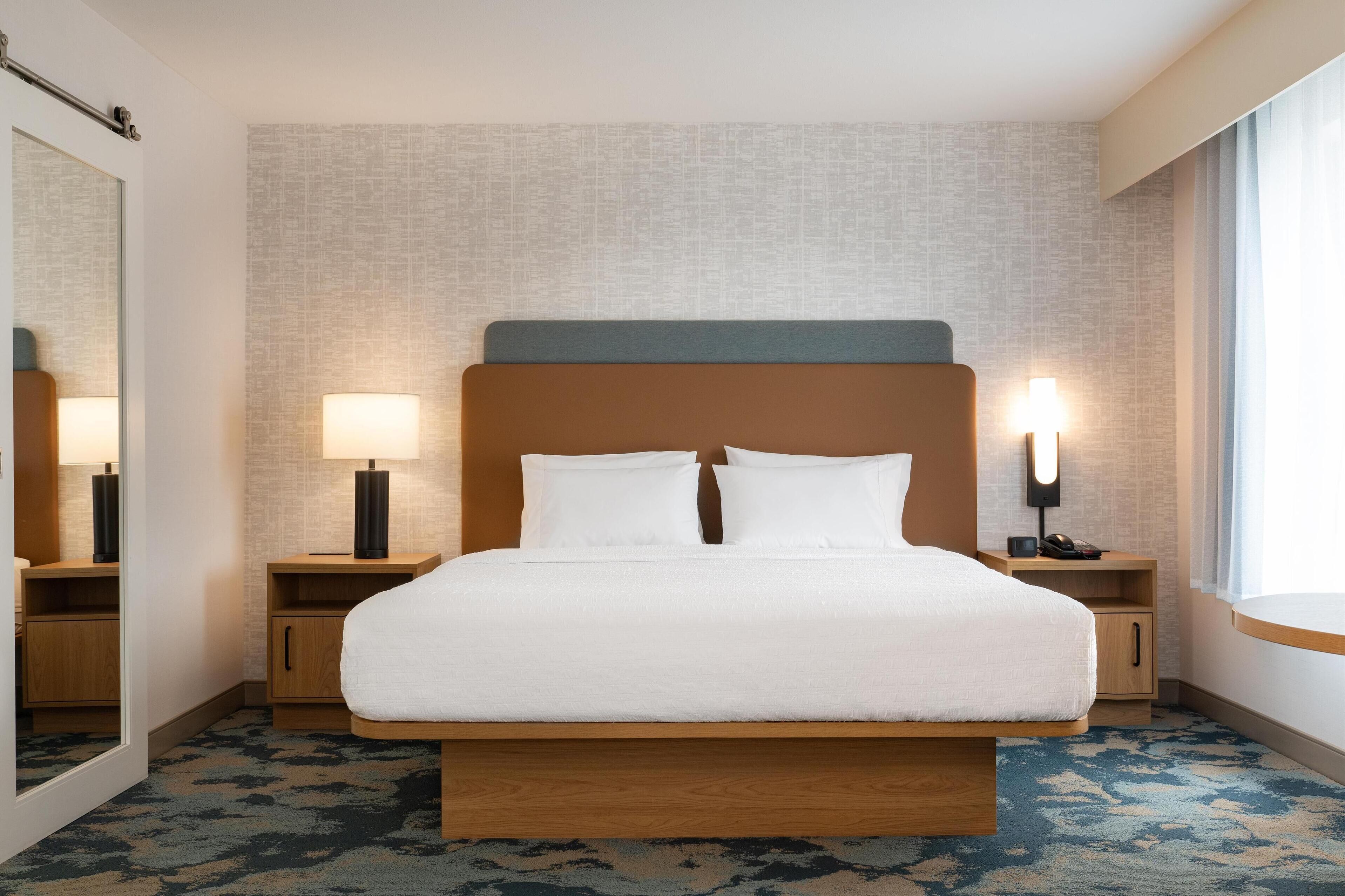 Escrivaninha, espaço de trabalho para notebook, cortinas blackout