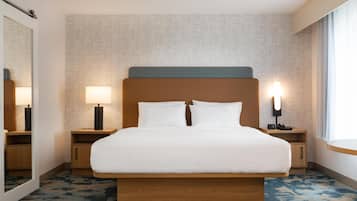 Escrivaninha, espaço de trabalho para notebook, cortinas blackout