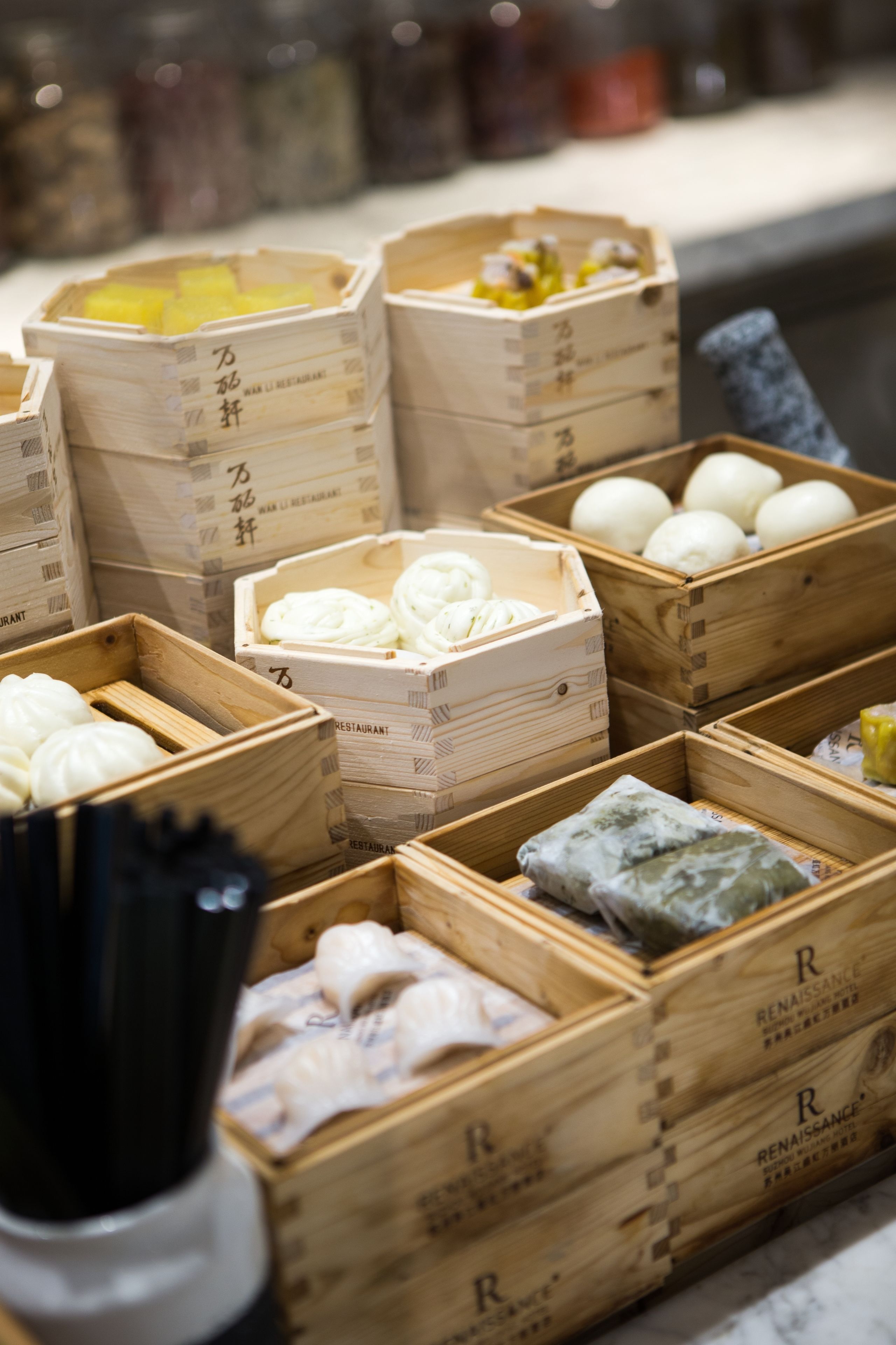 Pequeno-almoço tipo buffet mediante uma taxa nos dias úteis 