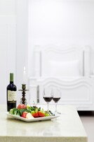 Um frigorífico, uma cafeteira/bule 