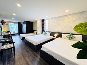 Quarto família, sacada, vista para a cidade | Escrivaninha, quartos à prova de som, Wi-Fi de cortesia, roupa de cama
