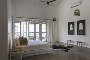 Suíte panorâmica, 1 cama King, sacada, vista para o mar | Sala de estar | TV de tela plana