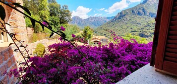 Quarto casal superior, vista para a montanha, de frente para o mar | Banheiro | Chuveiro, produtos de toalete biodegradáveis, secador de cabelo 