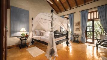 Deluxe Suite Sea View | Cofre no quarto, secretária, quartos insonorizados