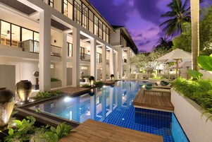 2 piscinas exteriores, espreguiçadeiras 