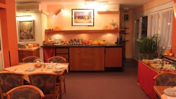 Café da manhã com buffet todos os dias (EUR 9.80 por pessoa)