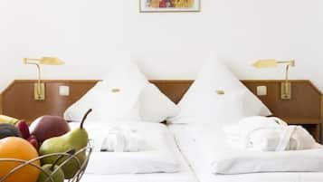 Roupas de cama antialérgicas, frigobar, escrivaninha