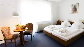 Quarto casal standard | Roupas de cama antialérgicas, frigobar, escrivaninha