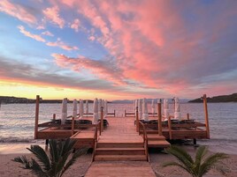 Praia particular, espreguiçadeiras, guarda-sóis 