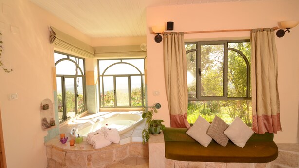 Suite Deluxe, banheira de hidromassagem, vista para o lago | Banheira de hidromassagem