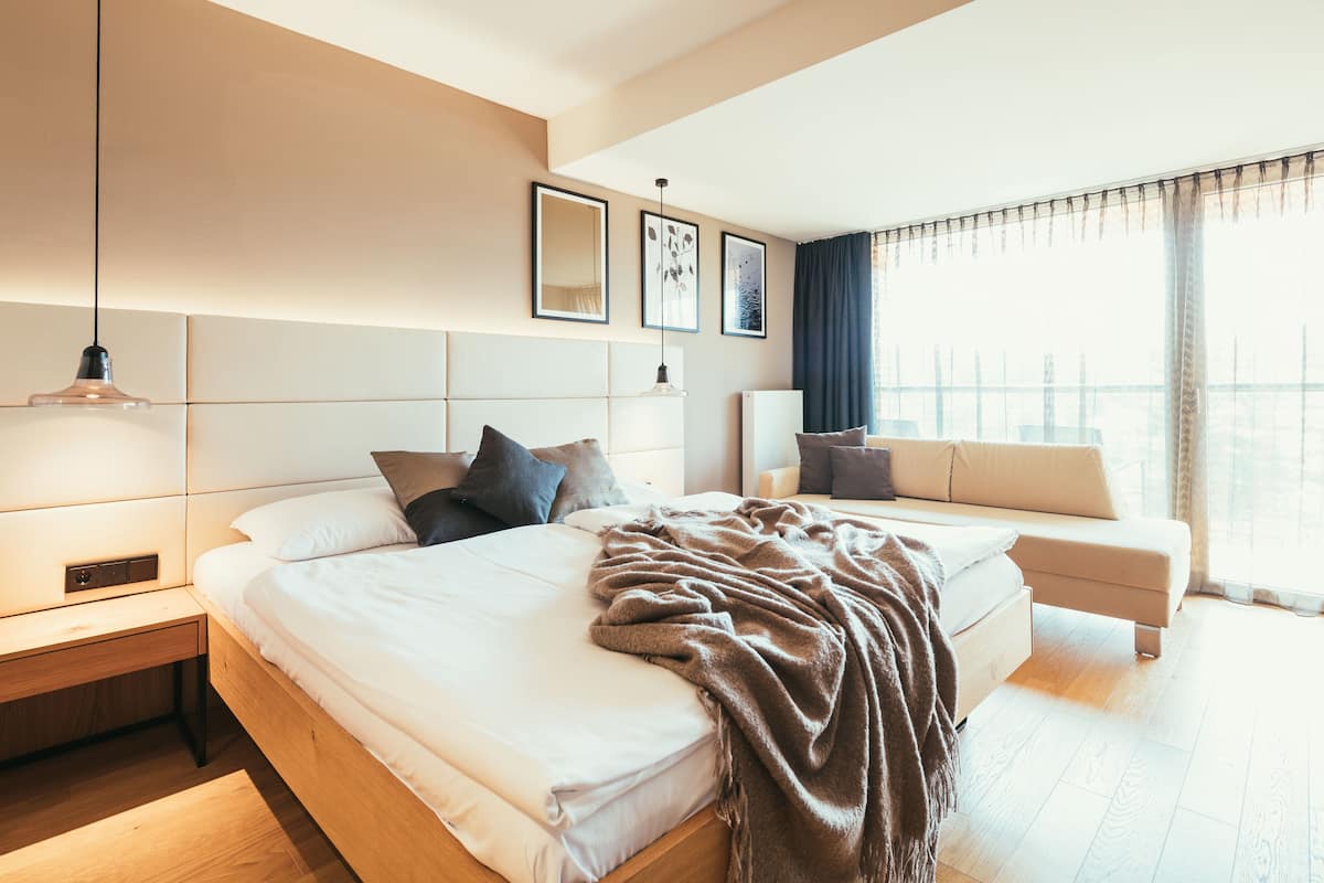 Quarto casal premium, sacada | Frigobar, cofres nos quartos, escrivaninha, quartos à prova de som