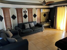 Casa superior, vista para a piscina | Área de estar | TV de tela plana 32 polegadas com canais a cabo, TV, Netflix