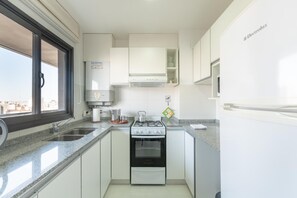 Geladeira grande, micro-ondas, fogão, cooktop