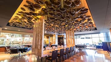 5 restaurantes, pequenos-almoços servidos, cozinha americana