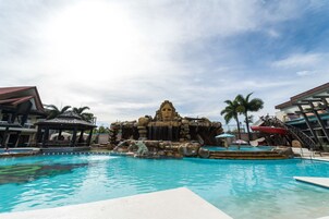 Piscina externa, guarda-sóis, espreguiçadeiras