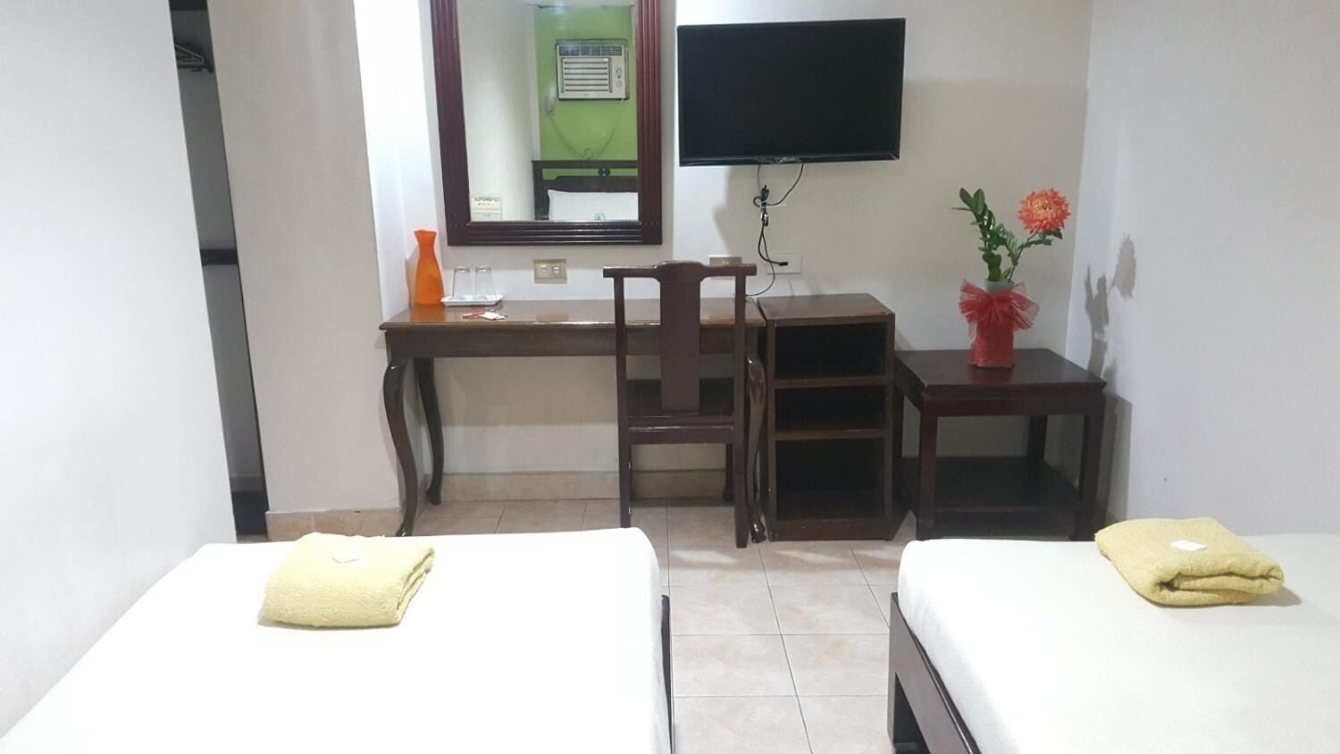 Escrivaninha, camas extras/dobráveis (sobretaxa), Wi-Fi de cortesia