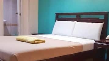 Quarto Económico | Secretária, camas desdobráveis, Wi-fi grátis, roupa de cama fornecida