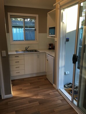 Bangalô luxo, banheira de hidromassagem | Cozinha americana privada | Geladeira, cafeteira/chaleira, chaleira elétrica