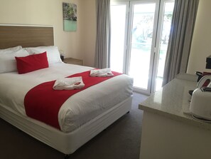 Quarto, vista para a baía | Camas com colchões pillow-top, ferros/tábuas de passar roupa