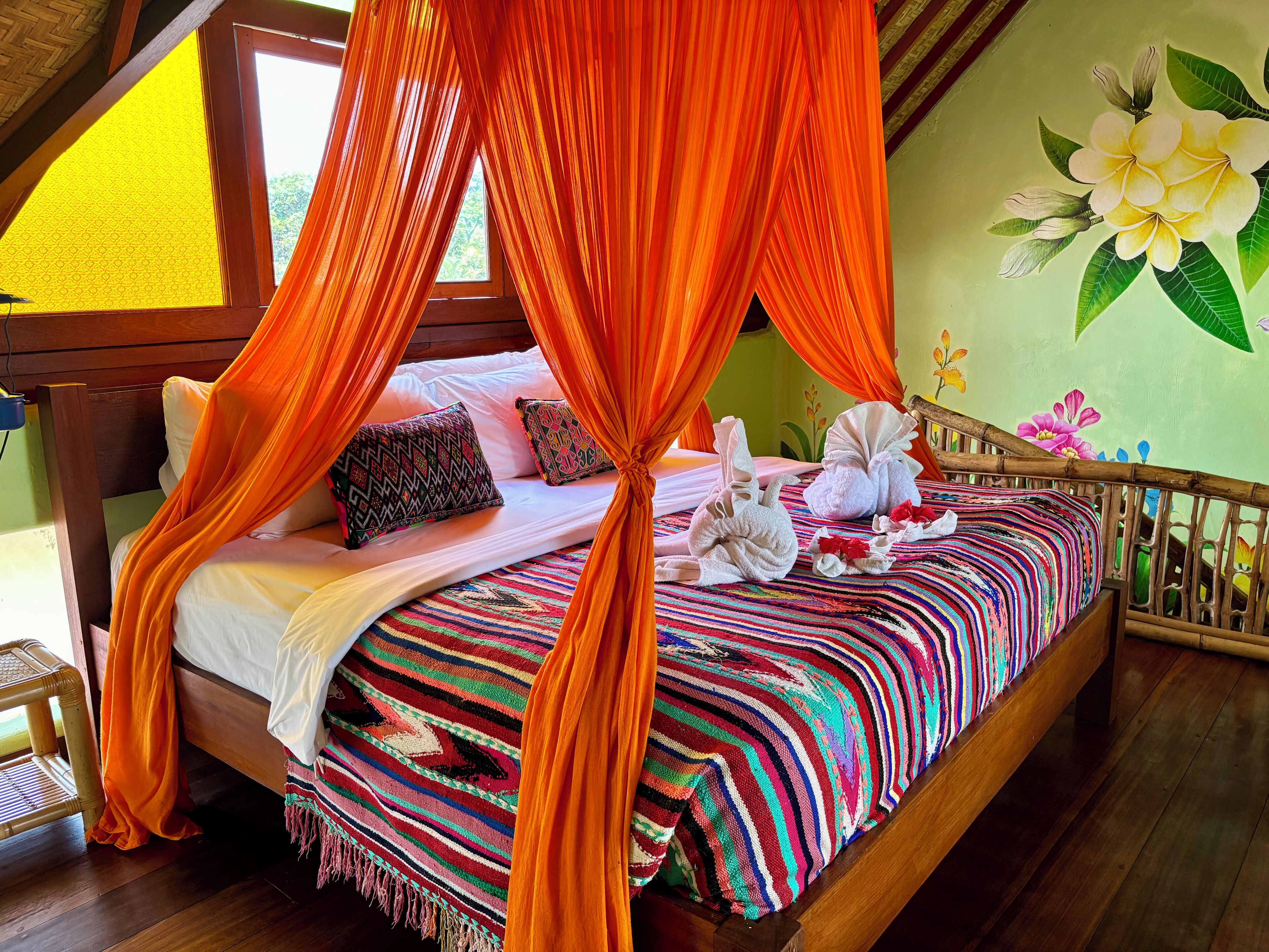 Quarto luxo, vista para a piscina, no mezanino | Roupas de cama premium, frigobar, cofres nos quartos, escrivaninha