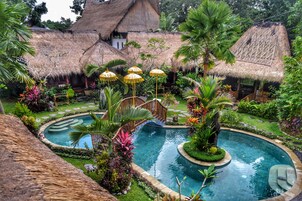 Piscina exterior, da(s) 7:00 à(s) 20:00, espreguiçadeiras 