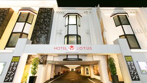 Entrada moderna de um hotel com uma placa que diz "HOTEL LOTUS".