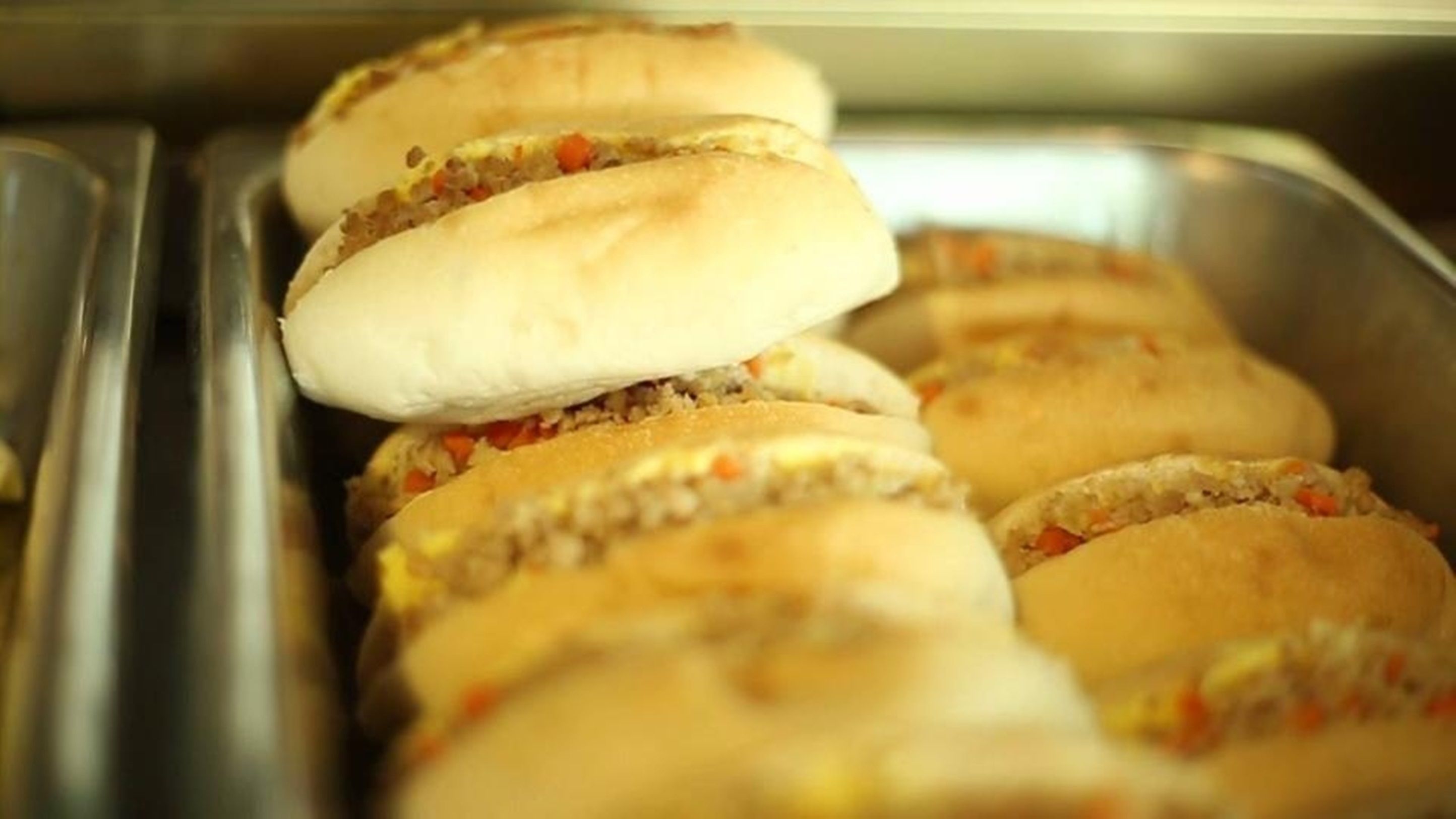 Exposição de alimentos com vários sanduíches.