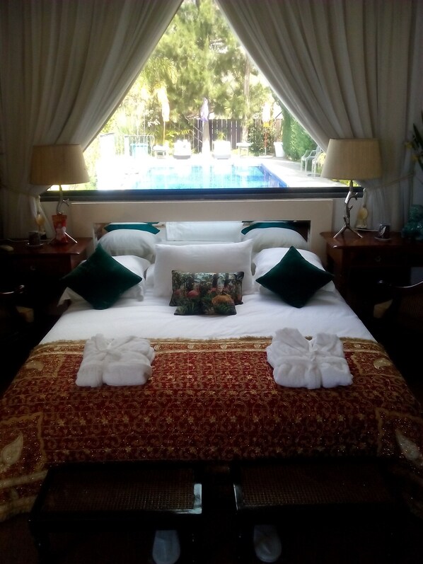 Quarto quádruplo superluxo, ao lado da piscina | Frigobar, cofres nos quartos, escrivaninha, quartos à prova de som