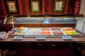 Pequeno-almoço tipo buffet diário mediante uma taxa 