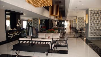 5 bares/lounges, um bar junto à piscina, um bar de praia