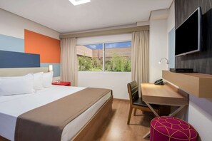 Luxo King, 12 a 24 horas de estada (embarque internacional, somente passageiros) | Secretária, cortinas/cortinados opacos, quartos insonorizados 